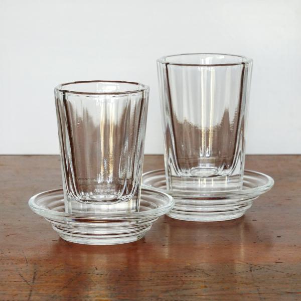 下町の飲み屋でお酒をなみなみと注いでくれる、あのグラス。どっしりとして、持ちやすい厚口で丈夫なグラスは、東京で昔ながらに作られています。受皿に溢れるほどなみなみと冷酒を注ぐ、そんなシーンが目に浮かぶ昔ながらの厚口グラスです。手作りのため、気...