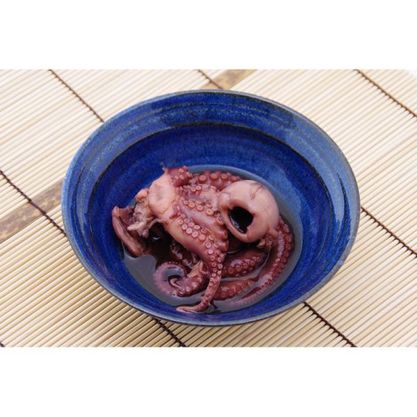 明石のたこを一匹まるごと炊き上げています。1つのパックにたっぷり一匹分入っています。たこが柔らかくなり、中までしっかり味がしみ込むまで、時間をかけて煮込んでいます。明石だこの旨味と、関西風に甘めに炊き上げた美味しさをご堪能ください。商品は冷...