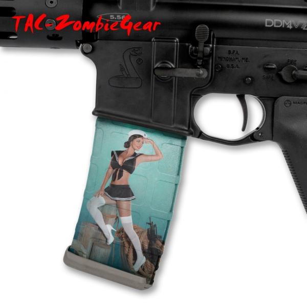 【発売日：2017年06月26日】US NightVision社製のAR15/M4用のマガジン用デカール/2枚セットAR15/M4系の5.56mm STANAGマガジン対応PMAGなどのポリマーマガジン対応2枚セットなのでM4系マガジン2本...