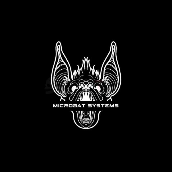 【発売日：2022年06月26日】MICROBAT DECALBITTEN DECALブラックの背景3 "x2 "（7.62×5.08cm）のビニールデカールロゴ：ホワイト＊一枚売りです。MICROBAT SYSTEMS日本正規ディーラー