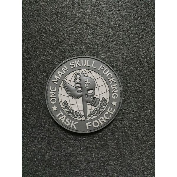 「One Man Skull F**king Task Force」 パッチ/ PVC Small BlackoutZOMBIEを殺るなら、ヘッドショットだろ？材質　PVCsize　約8cm×約8cm＊実際の商品と多少色が異なる場合がござい...