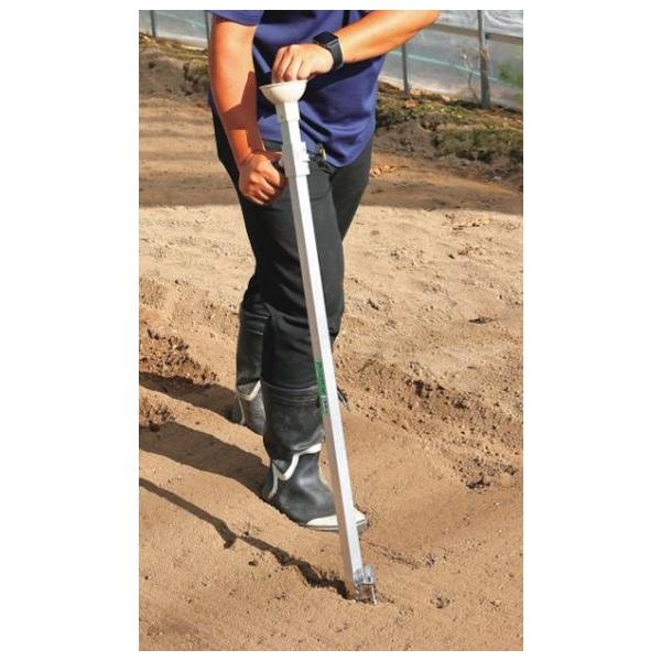 ●露地への播種が歩きながら連続しておこなえます。●約670gの軽量設計で体への負担が少なく、ステッキ感覚で楽々作業できます。●種の吐出口（先端部）は接地プレートの作用で自然に開閉するため、レバーの操作などを必要とせず、作業が早く確実にできま...