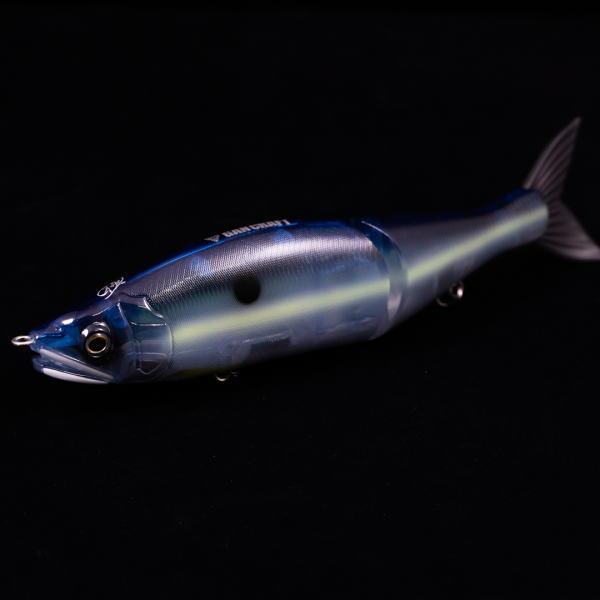 限定極カラー■重量　2oz■タイプ　フローティング元祖S字系。 通常のリップ付ルアーでは、リップで水の抵抗を受けることにより、ウォブリングやローリングといったアクションを生み出します。しかし、このリップレスルアー「鮎邪・ジョインテッドクロー...