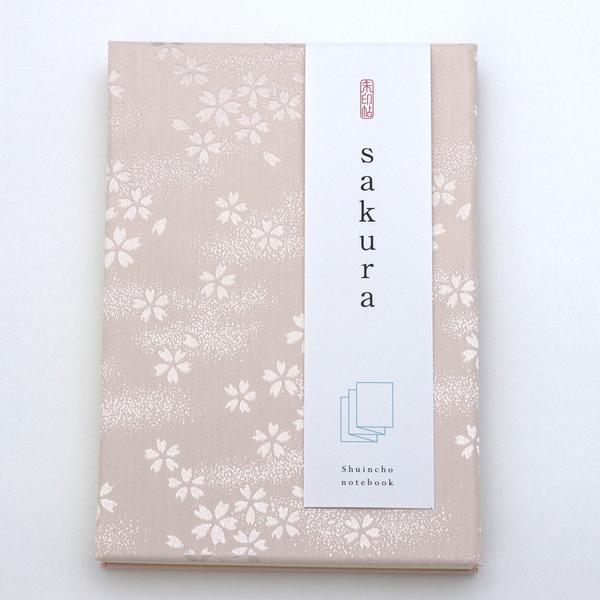上品な薄桜色の生地の桜柄の朱印帖です。裏面は無地の同系色を合わせています。本文紙は、朱印帳用の鳥の子紙を使用しています。中は蛇腹折りになっており、表題シールが2枚付いています。御朱印の他にも、チケット等を貼って思い出帳にしたり、切り抜きを貼...