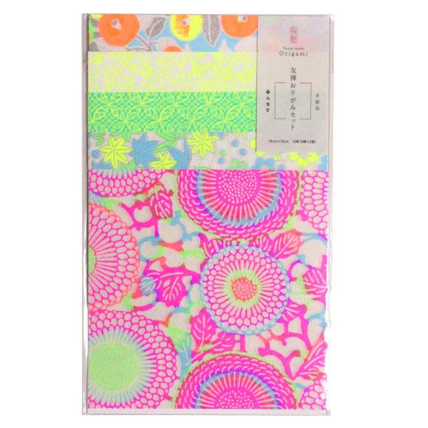 ネオンカラーの友禅紙を使った可愛い小紋柄の折り紙セットです。着物などでもよく使われている伝統的な柄が、モダンで可愛らしく表現されています。折り紙としてはもちろん、切り貼りして飾りや小袋などを作って楽しめそうです。（※蛍光色の為、実際の商品と...