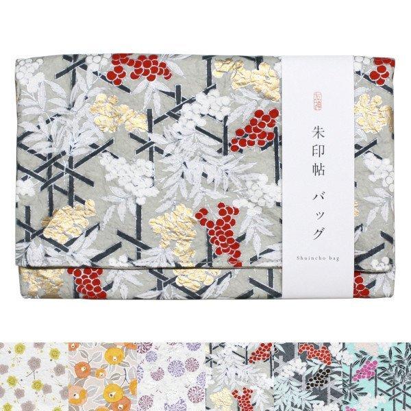 御朱印帳を収めるのに最適なバッグが登場！外側は揉み加工をかけた友禅和紙、内側は布を使った二重構造で、とてもリッチな質感の和紙製バッグです。表面に天然成分の補強材を塗布しており、耐水性・耐摩耗性を向上させています。御朱印帳はもちろん、クラッチ...