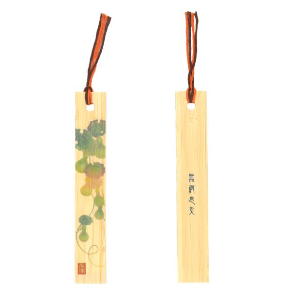 涼しげな瓢箪が描かれた竹しおり（1枚）です。瓢箪は縁起物とされ、3つで「三拍(瓢)子」、6つで「無病（六瓢）息災」といわれています。※紐色はアソートです。選べませんので、ご了承ください。サイズ：13.3cm × 2.1cm仕様：竹製（OPP...