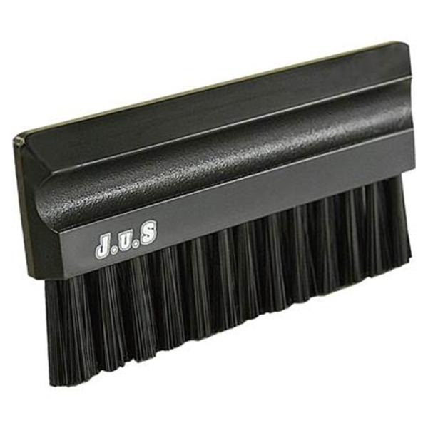 ホームベース上の泥、土、砂を除去する、ブラッシングスクレーパー機能を搭載した審判用ハケ！5つの機能を持った球審用全天候型ブラシ。(1)ベース上の泥・土など頑固な付着を除去するクレーパー機能(2)ホームベースと周辺との境目のクッキリ明示する、...