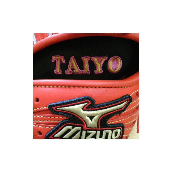 プロの仕上がりを実現する刺繍マシーン『Barudan　コンピュータミシン導入！』ウェアはもちろん、革製品にも短納期・ロープライスでネーム刺繍いたします。【注意事項】※グローブの形状によって加工が出来ない場合があります。刺繍できない商品をお選...