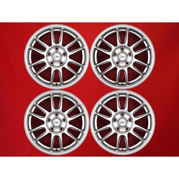 センターキャップ4個エンブレム少々シミありますが、車に装着すると、ほとんど目立たずキレイな一品です！新品ゴムバルブ付きです。※取付は13Ｒの純正ボルトを使用して下さい(車種により併用不可の場合有)