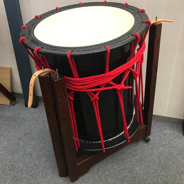 据え置き型の桶太鼓です。かつぎ桶と違い重量があり音も重厚感があります。 演奏の幅が広がること間違いなし。・サイズ:1尺8寸（鼓面54cm)、胴高：約54cm、中点までの高さ約74cm