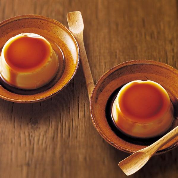 鶏や牛を育てる環境にまでこだわり、味を追求している「秋川牧園」。たまごのコクと風味を生かしたカスタードと香ばしく焦がしたカラメルのハーモニーはどこか懐かしさを感じさせる、やさしい味わいです。プリンのおいしさはなによりたまご。秋川牧園では飼料...
