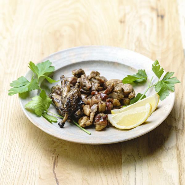 ヒサダヤ独自の炭火焼工房で、九州産赤鶏や福岡県産玄海ポークなどをガスは一切使わず、炭火だけで風味豊かに焼きあげました。炭火の香ばしさとそれぞれの肉の食感をお楽しみください。