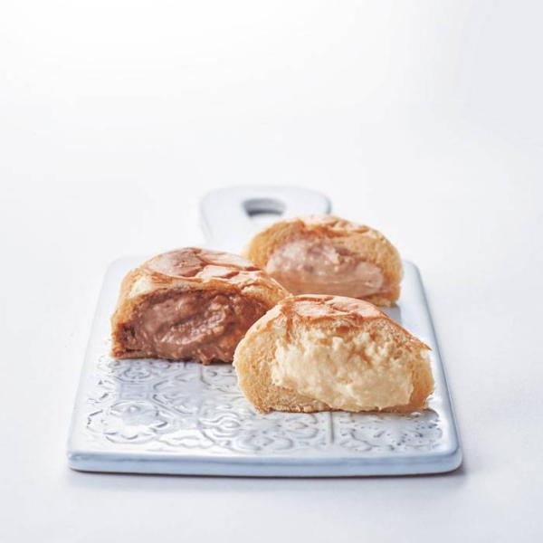 広島県三原市にて昭和8年に創業した八天堂の看板商品、ふんわりしたパンにたっぷりのクリームを入れて作った、冷やして食べるくりーむパンです。カスタード・ストロベリー・チョコレートの3種をアソートしました。