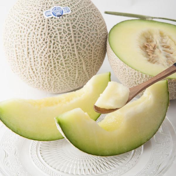 静岡県西部・袋井市一帯で育てられるマスクメロンの最高峰クラウンメロン。太陽の光を活かすよう開発されたガラス温室の中、1本の木に1つの実だけを厳選し、全ての養分をその1玉に集中させ育てられます。また、出荷の際には形状・糖度・大きさ等の厳しい検...