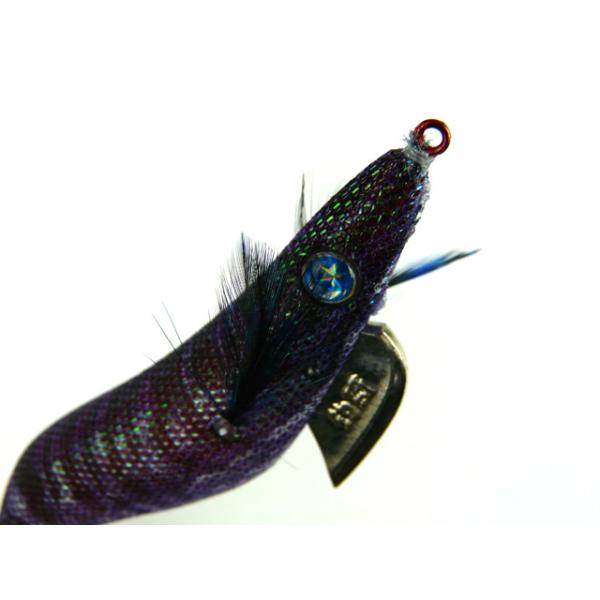 ひたすら磨き上げた基本性能。ついにスタンダードエギの頂点へ。アピール抜群のキレッキレダートと確実に食わせる安定フォール。ダート性とフォール性。相反する2つの性能を極限まで高め実現させたハイスタンダードエギ。状況に応じて使い手のイメージを体現...