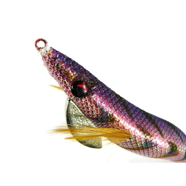 ラトル音とダートでイカに強烈アピール！ロッドアクションがダイレクトに伝わるアイ。水切れの良いシンカー。フッキング良くバレにくいフック。リアルアイを搭載。