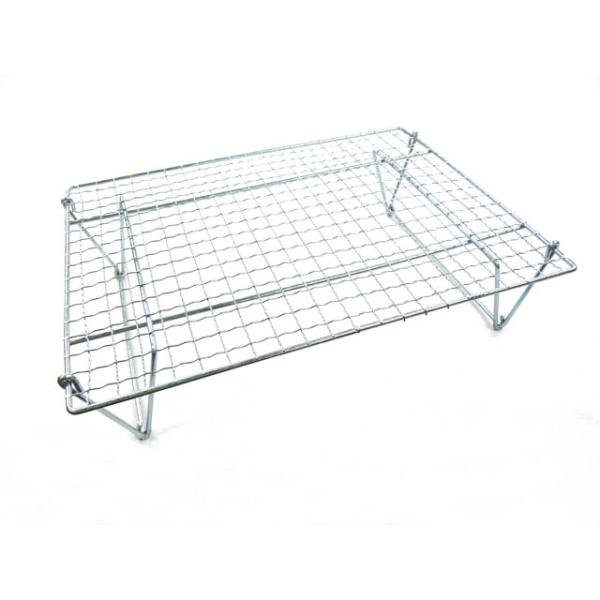 脚付きの焼き網です。脚の高さを変えることができるので、微妙な火加減の調整が可能です。また逆に置いて使用することで、脚が台座となり串焼きも楽しめます。小さくて不安定な五徳の携帯コンロを使用する時など、火にかけるものをより安定させるために使うと...