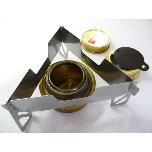 アルコールバーナー B25専用のゴトクです。3枚の羽根状の板を組み立て使用し、防風効果もあります。アルコールバーナーとこのゴトクをセットにしてTR-210メスティン（小）に入れて持ち運ぶこともできます。※収納袋付属、アルコールバーナー本体は...