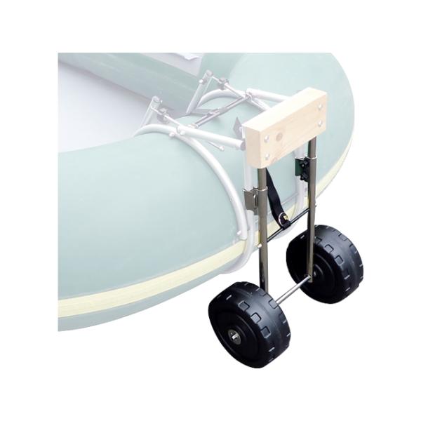 １馬力（0.75kW）小型軽量船外機SP1専用マウントに取り付けることで、小型ボートを運搬しやすくするためのものです。取り付けは専用金具で固定し、落下防止ベルトを締め付けるだけです。タイヤが「プラスチックソリッドタイヤ」から「ブロータイヤ」...