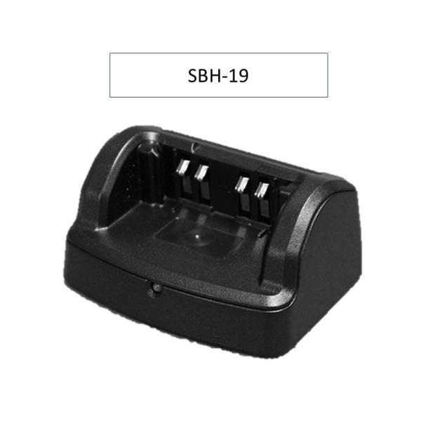 SAD-1915/SAD-1930の後継品です。 ●八重洲無線製のリチウムイオン電池パックを2〜3時間で充電できます。モトローラ製リチウムイオン電池パック(2200mAh)PMNN4536も充電可能です。 ●以下のLEDランプの点灯カラーで...