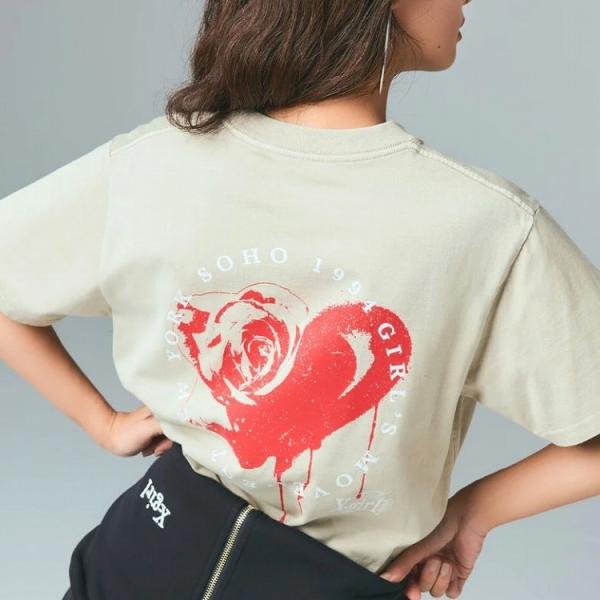 X-girl エックスガール レディース TシャツFADED HEART ROSE LOGO S/S TEEバラとハートのグラフィックがスタイリングに映えるヴィンテージライクな主役級Tシャツ一枚でサマになる、グラフィックが目を惹く半袖Tシャ...