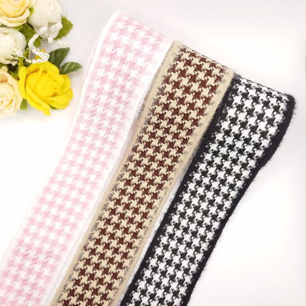 幅：約50mm（5cm）数量１＝1mふわふわ柔らかい手触りの千鳥格子リボンです。暖かな雰囲気で秋冬にぴったり。サイドがモヘア風になっています。両面タイプですので、裏表を気にせずお使いいただけます。柔らかいので加工しやすいと思います。・クリッ...