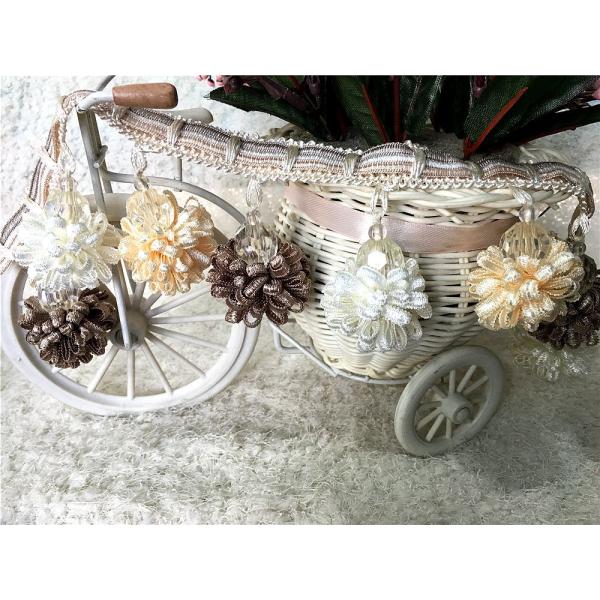 ゴージャスな大きめリボンタッセルです。カルトナージュ、お茶箱作りにお役立てください。ブレード幅　2.2cm程度全体幅　6.8cm程度　数量1=1m1mでタッセル2０〜21個程度です。ロットにより差がありますのでご了承ください。＊複数個ご購入...