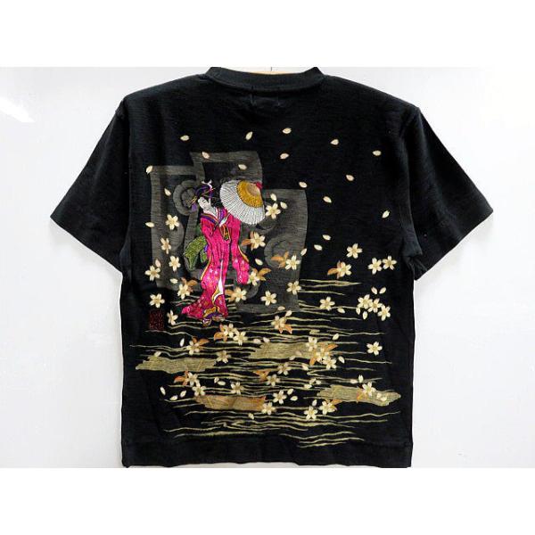 絡繰魂  和柄半袖Tシャツ 桜に芸者刺繍  KARAKURI【素材】綿100％【サイズ】M:着丈63cm 肩幅46cm 袖丈20cm 身幅50cmL:着丈65cm 肩幅48cm 袖丈22cm 身幅52cmXL:着丈68cm 肩幅52cm 袖...