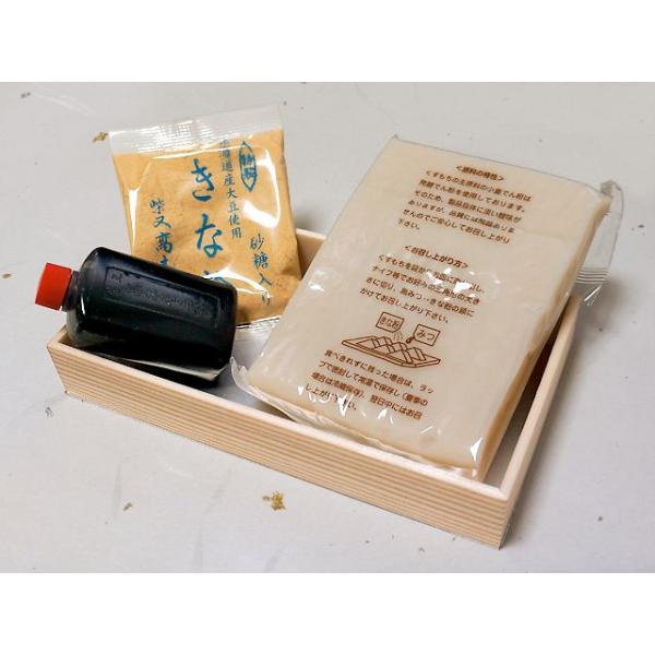 名称：くず餅原材料名：小麦粉の澱粉、大豆、砂糖、黒蜜、塩くずもち1枚のサイズ：たて13cm×よこ10cm×厚さ1.5cm