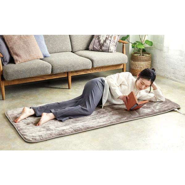 洗えるらく寝ぼうシリーズの電気ラグ。床やソファー、布団の中でも敷くだけカンタンにあたためます。表フランネルでなめらか、裏は滑り止め付き。コントローラーを外して本体丸洗いOK。サイズ約180x80cm、消費電力80W。表面温度は強約40℃・中...