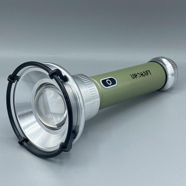 レトロなヴィンテージ風の外観と最先端のスペックを備えたフラッシュライトです最大700ルーメンのHIGHモードとLOWモードの2種類の明るさフォーカスコントロール搭載（ヘッド部の引き上げで光の焦点を調節可能）USB-C充電式（ヘッドをスライド...