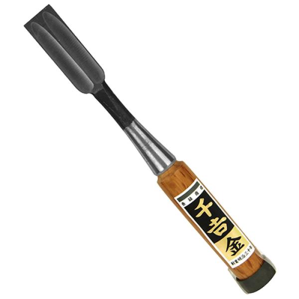 木材のホゾ穴加工に最適な本鍛造手造り仕上げのノミです。【商品説明】本製品は職人の技が冴える本鍛造手造り仕上げであり、木材の加工において非常に高い性能を発揮します。刃巾は21mmで、木材への浅いホゾ穴加工に適したサイズです。このノミは裏スキ加...