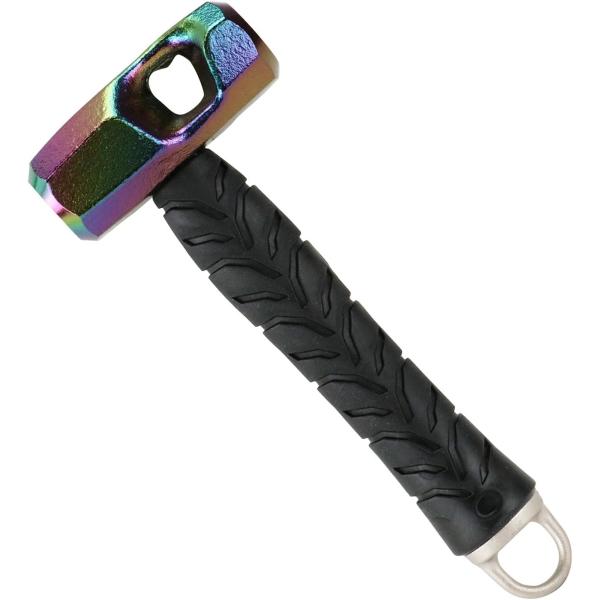 本製品は、足場の組立て・解体作業に最適なショートタイプの足場用ハンマーです。?虹色チタンコーティングが施されたヘッドは視認性が高く、狭所でも安全に作業可能。?カラビナ対応のステンレス製リング付きで、腰回りへの脱着もスムーズです。?強靭なクロ...