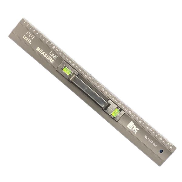 【規格サイズ】450mm（45cm）【幅】50mm水平器２個付・取手付きアルミ合金（マットブラック仕上げ）カッター面に刃が食い込みにくい、軽量で負担の少ないアルミ合金製カッティング定規！水平器が２個ついており、真っすぐなライン引きや切断作業...