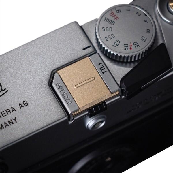 【発売日：2025年08月10日】真鍮製ホットシューカバー fujifilm x100 vi X-M5 X-T30 X-T50 X-H2 X100V ニコンZ50II Zfc Z30 Z6III 対応 金属接点保護 防塵・防湿 汎用商品コー...