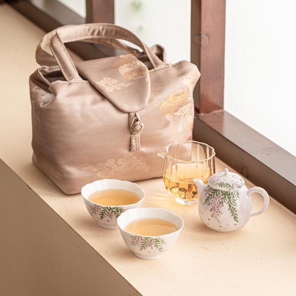 【商品内容】急須ｘ１　湯呑みｘ2　公道杯ｘ１ 収納バッグｘ１【素材】セラミック【サイズ】急須：  口径約4.2cm  高さ約7.9cm  容量約100ml公道杯：口径約7cm    高さ約7cm    容量約110ml湯呑み：長さ約7.7c...