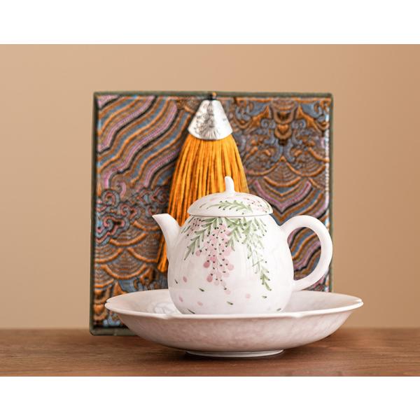 【素材】セラミック【商品内容】急須ｘ１  ソーサーｘ１【サイズ】急須：口径約4.2cm   高さ約7.9cm 容量約100mlソーサー：口径約13.7cm  高さ約2.7cm・出来る限り実物に近いお色で画像を掲載しておりますが、ＰＣモニター...