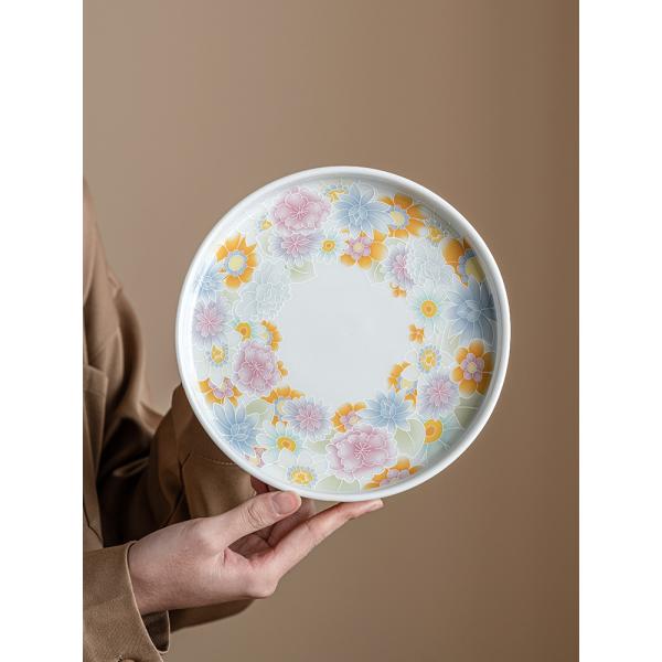 【素材】セラミック【サイズ】直径約18.7cm 高さ約3.2cm・出来る限り実物に近いお色で画像を掲載しておりますが、ＰＣモニターなどの環境等により、若干異なる場合がございます。予めご了承ください。・実際の製品は、天候による環境変化や焼成加...