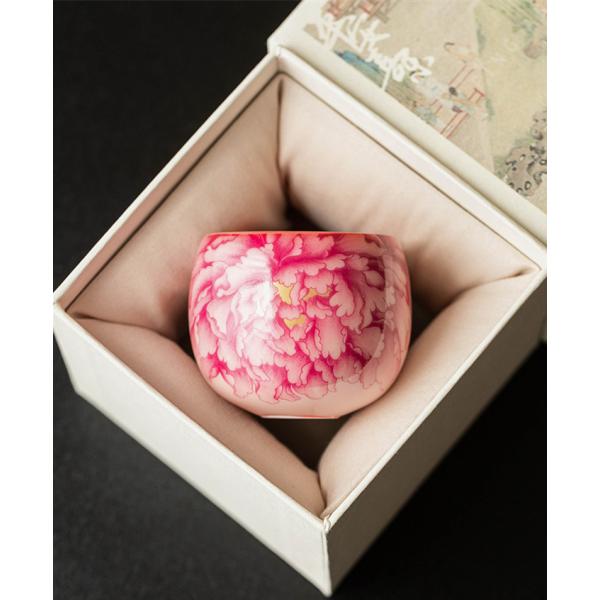 素材：セラミックサイズ：口径約6.5cm   高さ約5.1cm 容量約82ml★（日本語は貫入、中国は開片と言う）磁器の素地と釉の収縮の違いからびっしりと細かなひびで覆われているため釉薬層が割れて開き、開片現象が形成されます。カニの爪模様、...