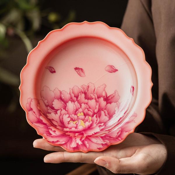 【素材】セラミック【サイズ】直径約15.8cm 高さ約3.4cm★（日本語は貫入、中国は開片と言う）磁器の素地と釉の収縮の違いからびっしりと細かなひびで覆われているため釉薬層が割れて開き、開片現象が形成されます。カニの爪模様、氷の割れ目、ラ...