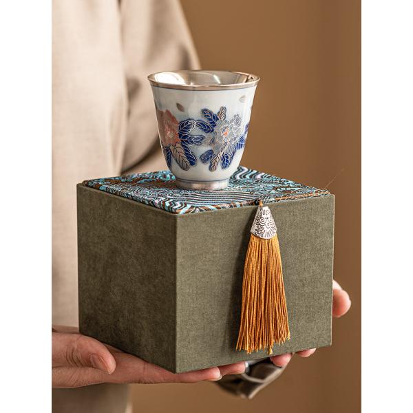 素材：陶磁+?銀サイズ：口径約6.8cm   高さ約6.5cm 容量約70ml・出来る限り実物に近いお色で画像を掲載しておりますが、ＰＣモニターなどの環境等により、若干異なる場合がございます。予めご了承ください。・実際の製品は、天候による環...