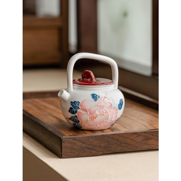 素材：セラミックサイズ：直径約8.4cm   高さ約8.9cm 容量約140ml・出来る限り実物に近いお色で画像を掲載しておりますが、ＰＣモニターなどの環境等により、若干異なる場合がございます。予めご了承ください。・実際の製品は、天候による...