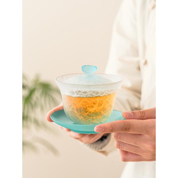 【素材】ガラス【サイズ】蓋碗：口径約9.5cm   高さ約9cm 容量約120ml ； ソーサー：約11x2cm・出来る限り実物に近いお色で画像を掲載しておりますが、ＰＣモニターなどの環境等により、若干異なる場合がございます。予めご了承くだ...