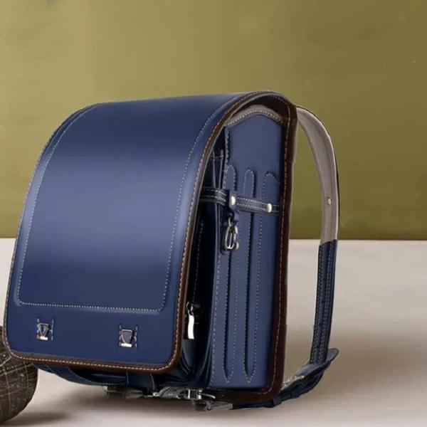 素材：PUサイズ：26*16*36cm商品の説明【基本構造から強いランドセルに。】型崩れ防止強化加工。教科書を入れる大マチと呼ばれる部分に、形状補正樹脂を、その中央部分に鉄芯を内蔵し、型崩れや折れからランドセルを守ります。【負担がやわらぐ立...