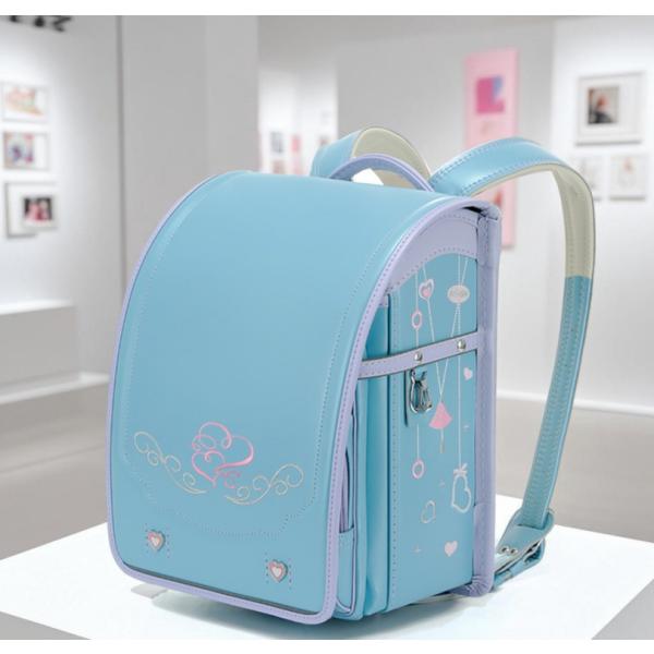 素材：PUサイズ：26*16*36cm 商品の説明【基本構造から強いランドセルに。】型崩れ防止強化加工。教科書を入れる大マチと呼ばれる部分に、形状補正樹脂を、その中央部分に鉄芯を内蔵し、型崩れや折れからランドセルを守ります。【負担がやわらぐ...