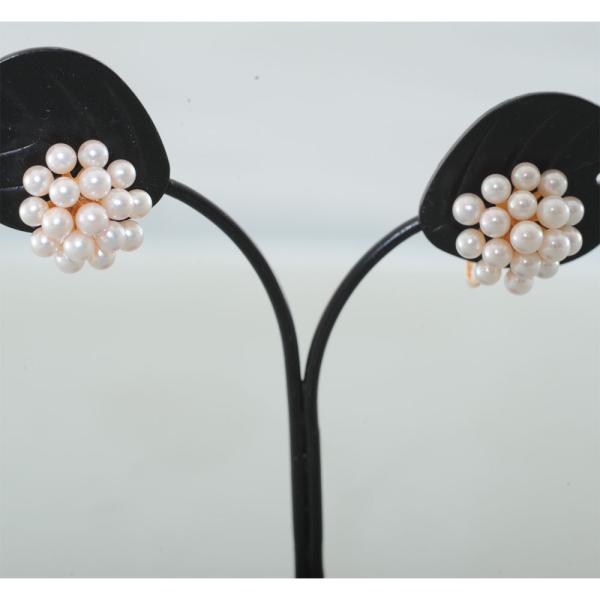 ●　【G63】 K18　イエローゴールド　ベビーパール　デザイン　イヤリング（ペア）　中古品仕上げ済み●　刻印：K18　●　材質：18金イエローゴールド、ベビーパール（直径約3mm、色：ホワイト〜ややピンク）●　重さ：約3.7g（ペア計）●...