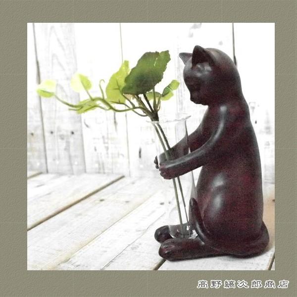 ガラスを大事そうに抱える優し気な猫。ガラスペースには、お花を活けるのは勿論、エアプランツや造花でも素敵です。この商品は宅配便でのお届けとなります。■メール便不可■レターパック不可　メール便、レターパックをご指定いただきました場合でも、　宅配...