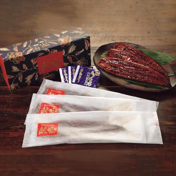 熟練した養鰻家たちの手で地下水を使用して大切に育てられた九州産のうなぎ蒲焼。炭火を使い香ばしく仕上げています。内容 ●長蒲焼×３尾（計３６０ｇ・うなぎ：九州産・真空個包装）、山椒付タレ１５ｇ×３　【賞味期限：３０日】　【アレルゲン：小麦】　...