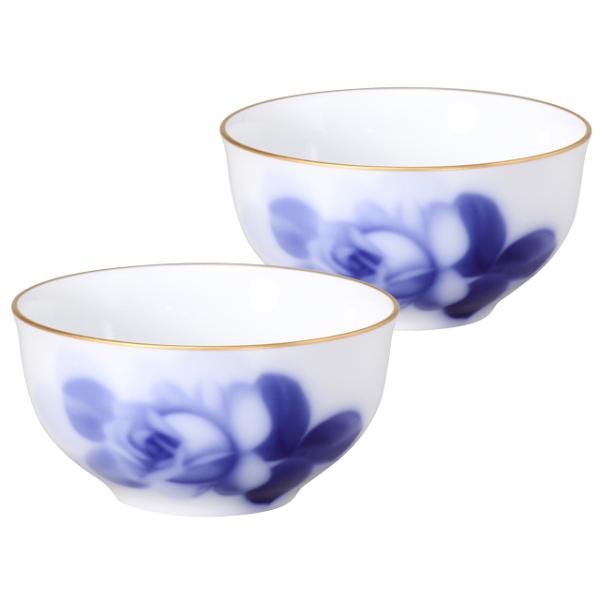 炎の芸術が創り出す神秘の色彩。人気の高いブルーローズの絵柄は、和食器になっても紺青が白磁に映え、美しい。大倉陶園独特の岡染技法で、本焼きした白生地にコバルト絵具で絵付けをし、再度1460度の高温で焼成します。この間コバルトの青色は釉薬と柔ら...